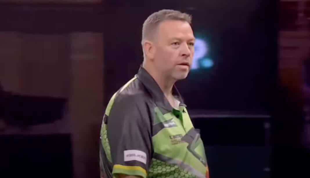 Dartsin MM-kisojen huikein muodonmuutos – Gordon Mathers saapui lavalle ...